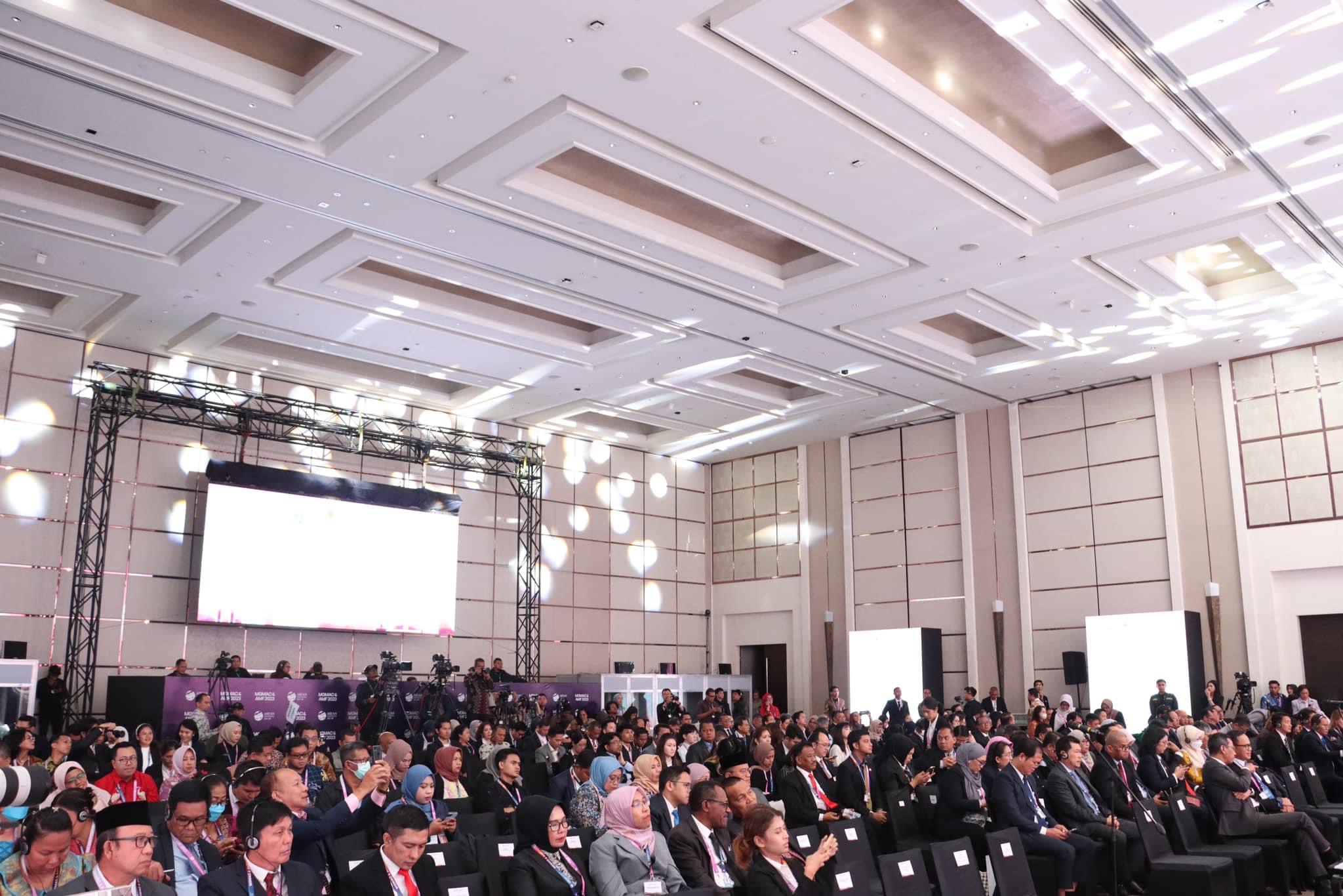 ឯកឧត្តម នួន ផារ័ត្ន ...